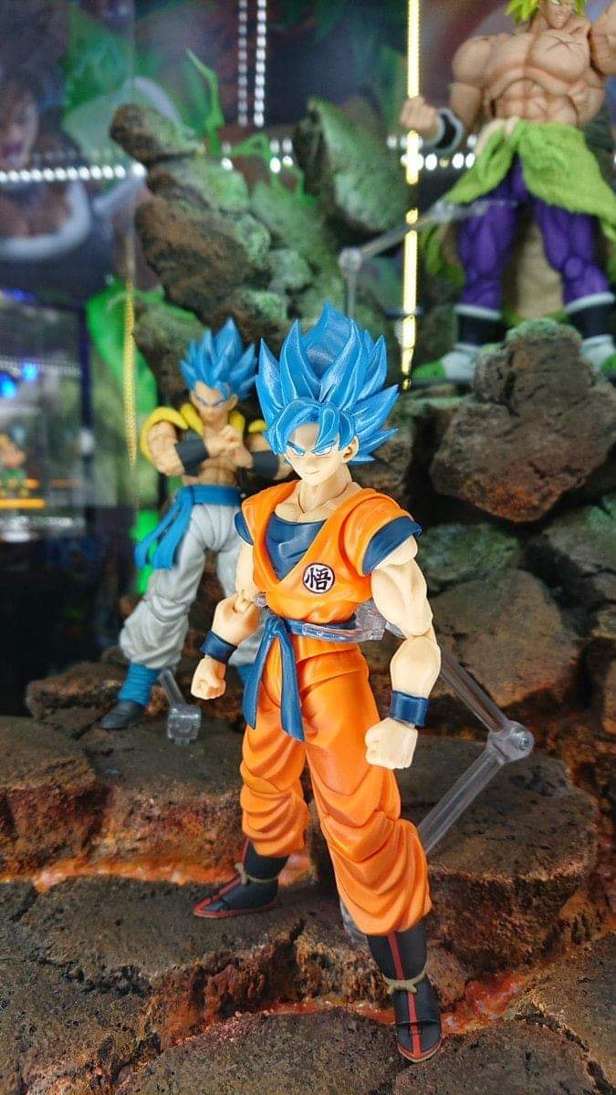 S.H. Figuarts Super Saiyan Blue Goku 2.0 – DBZ Figures.com
